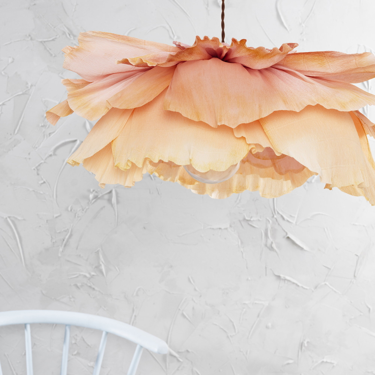 Skapa en gigantisk blomlampa i kräppapper