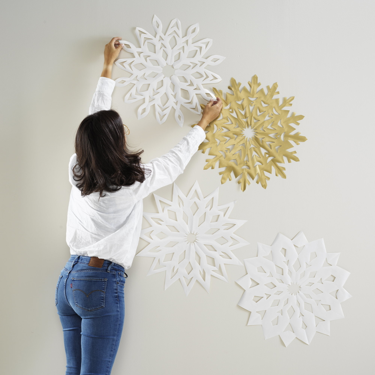 Klipp ut store snøkrystaller av papir